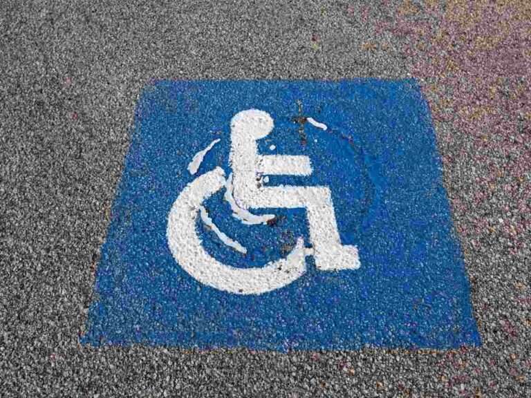 Ho il pass disabile (CUDE) per legge 104, mi spetta un posto auto ...